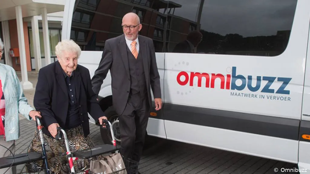 Ouderen reizen gratis met Omnibuzz naar vaccinatielocatie voor boosterprik